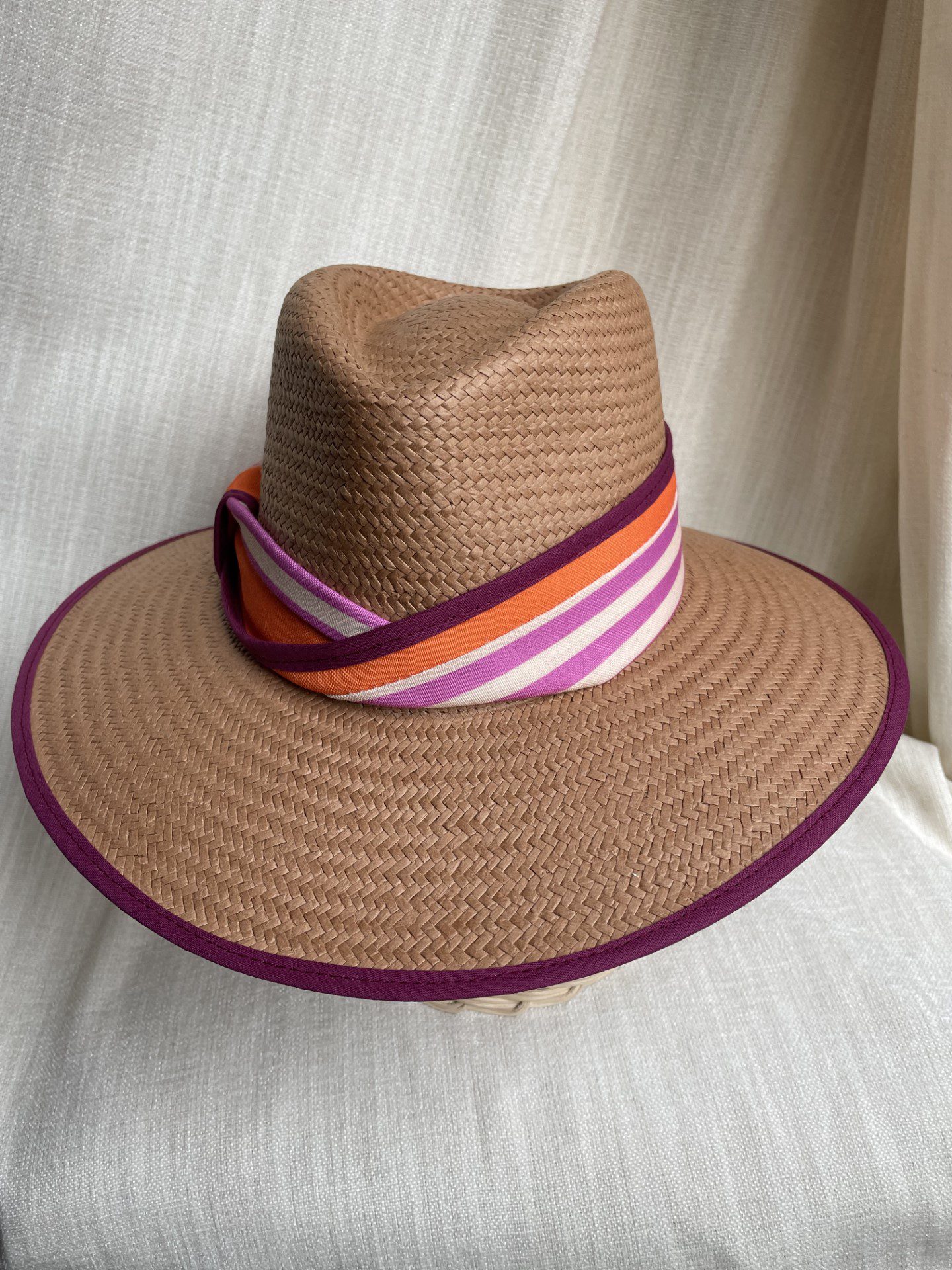 SOMBRERO ALA 9 ALMENDRA RAYAS COLORES - Alexia Alvarez de Toledo